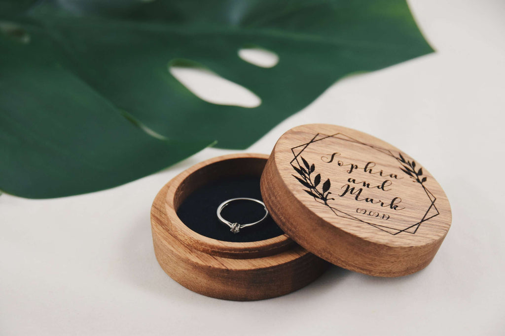 Round engraved ring box – Alwedo